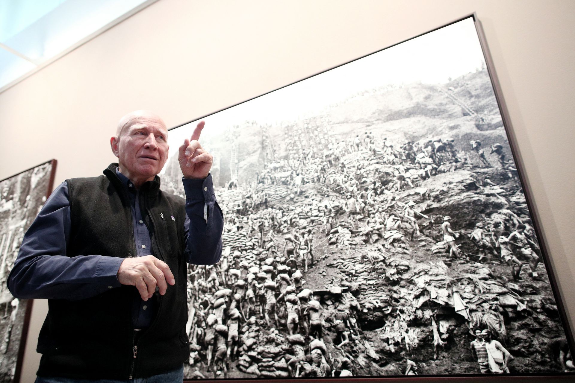 Sebastião Salgado: de geniale fotograaf die de wereld een woud naliet - NRC