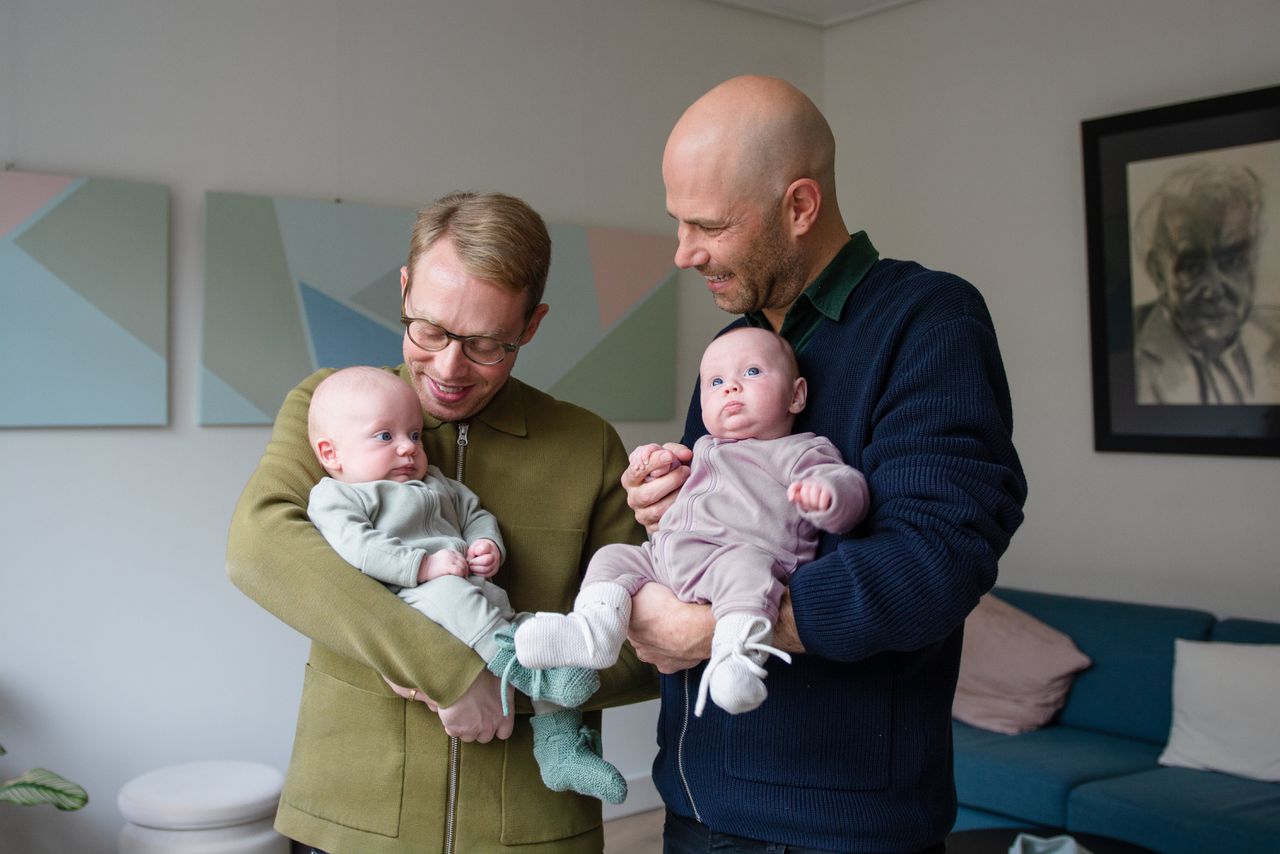 ‘Gemeente doet onnodig moeilijk bij inschrijven van onze baby’s’ - NRC