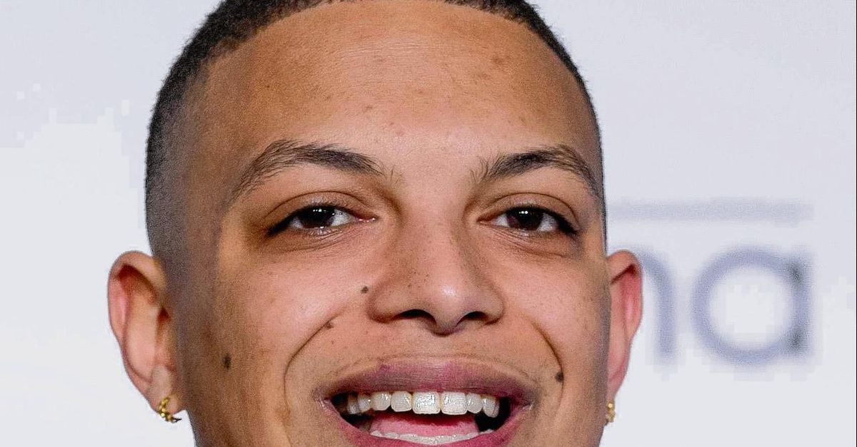 Internethype: gooi bier naar rapper Ronnie Flex - NRC