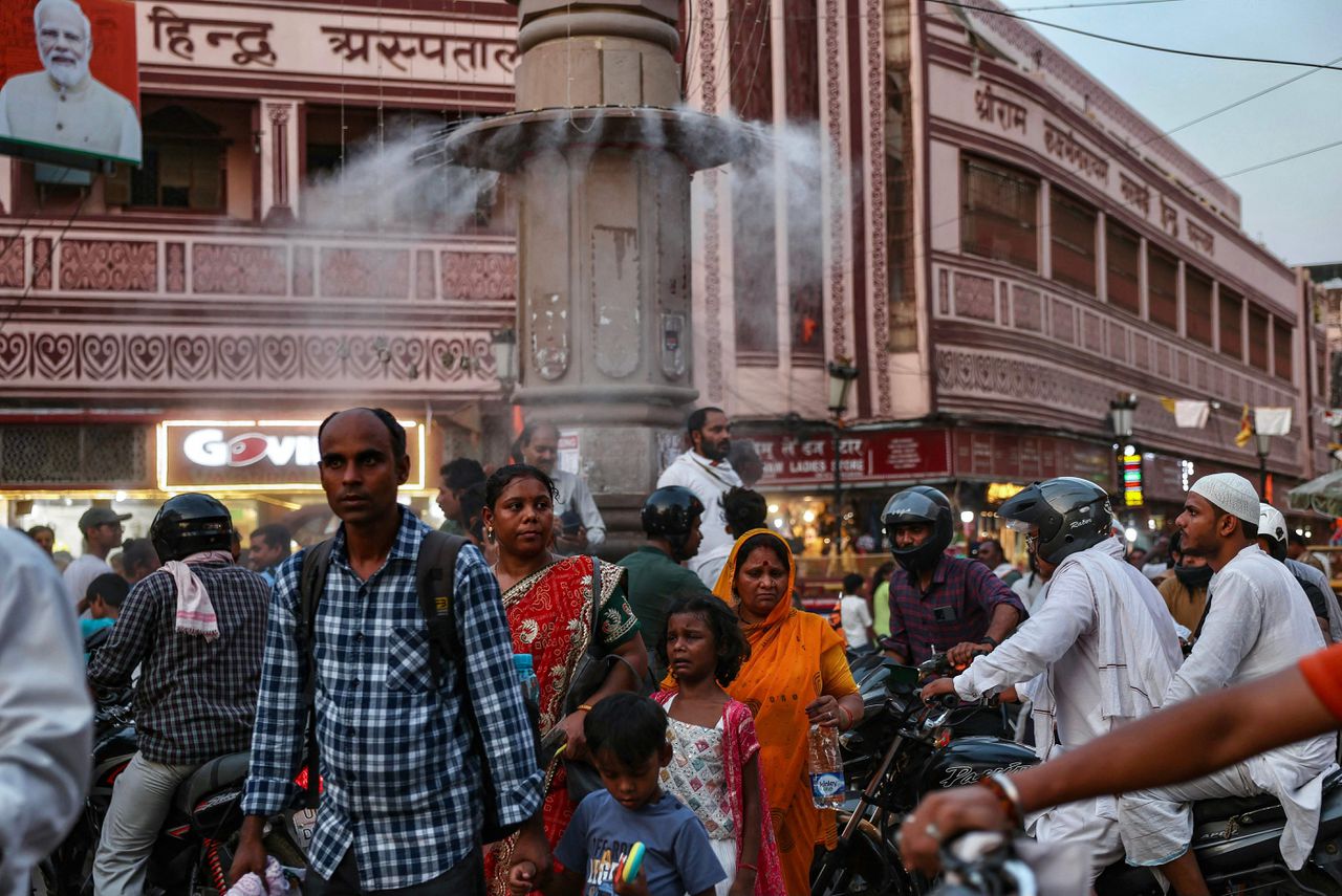 Extreme Indiase hitte houdt aan en eist inmiddels tientallen levens - NRC
