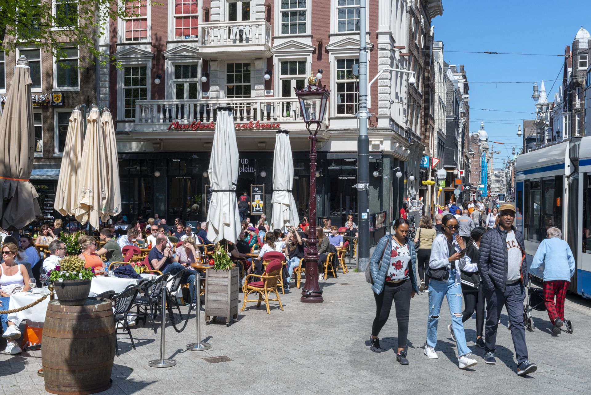 Feestprotest op het Leidseplein: ‘Je moet van Amsterdam geen dorp maken ...