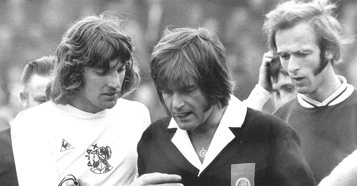 Excentrieke oud-scheidsrechter Frans Derks overleden (89) - NRC