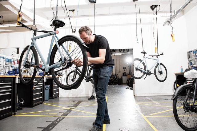 Fietsenmaker Fietsenmerk VanMoof gaat reparaties uitbesteden aan derden ...