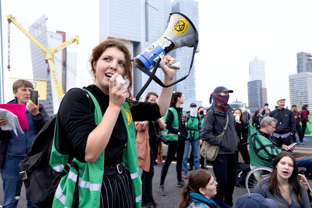 Extinction Rebellion blokkeert niet langer alleen snelwegen, maar voert ...