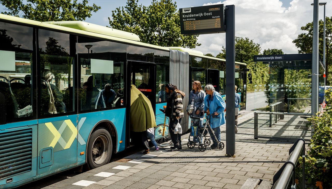 Tot 3,5 jaar cel voor busoverval met mes in Almere - NRC
