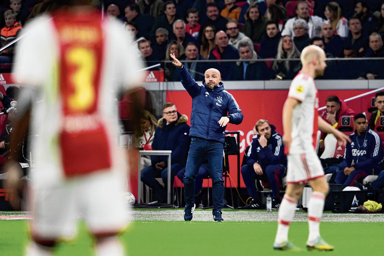 Coach Alfred Schreuder is zoekende en blijft bij Ajax schuiven met ...