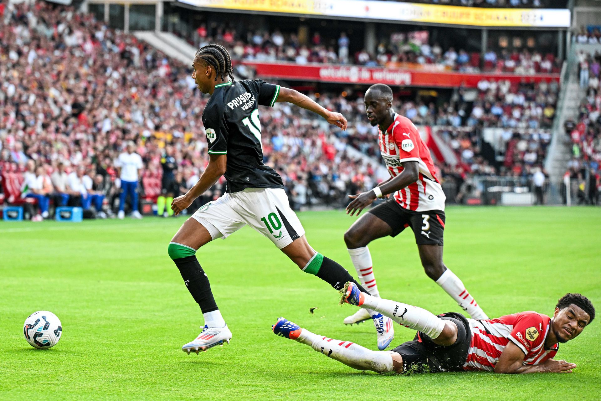 Hoe Feyenoord en spelmaker Calvin Stengs schade leden door een ...