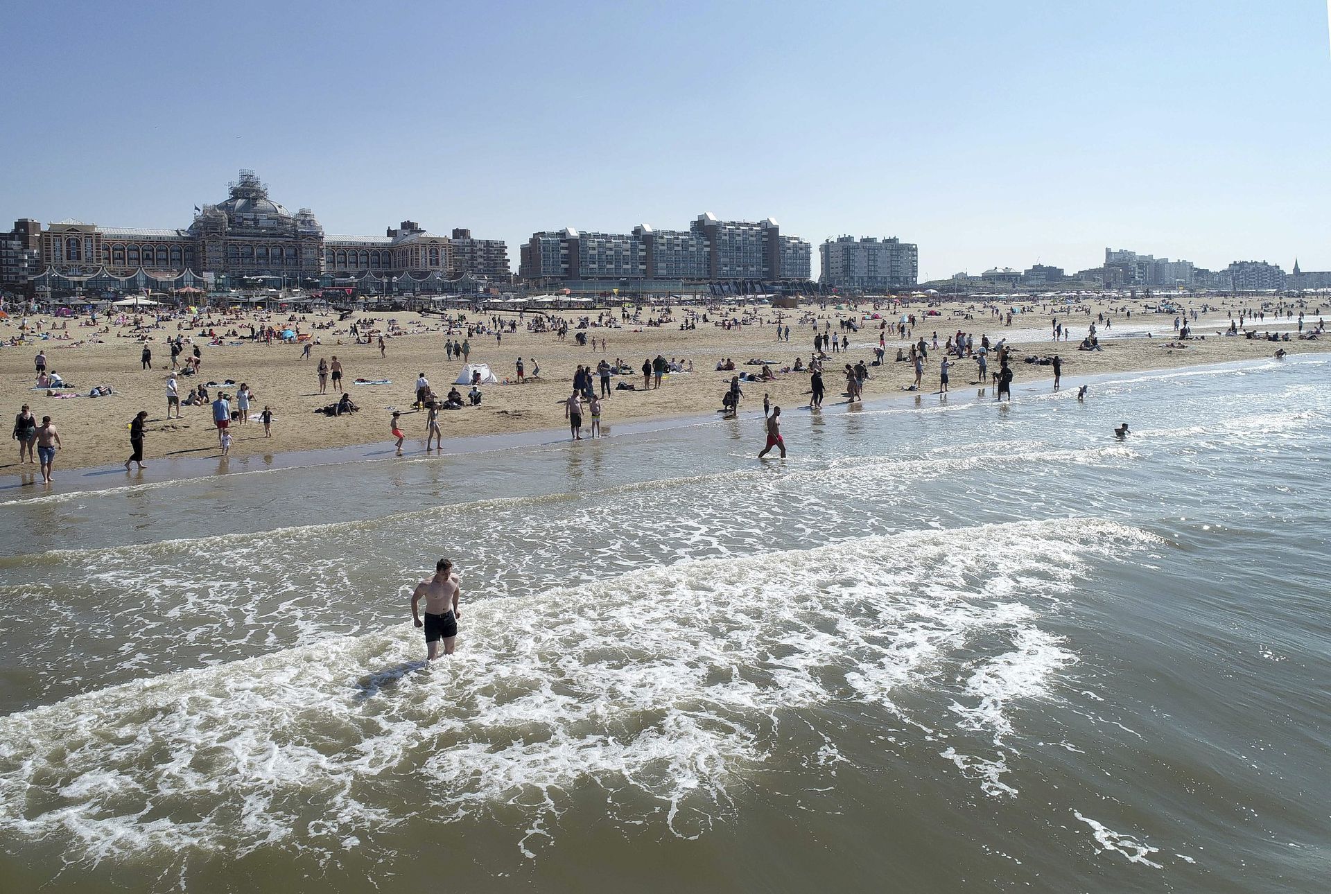 Volle stranden in April - NRC