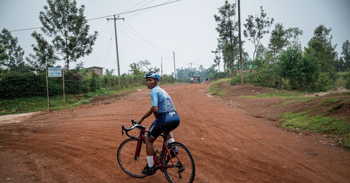 De wielerdroom van de Rwandese Claudine Tuyishimire (21) - NRC