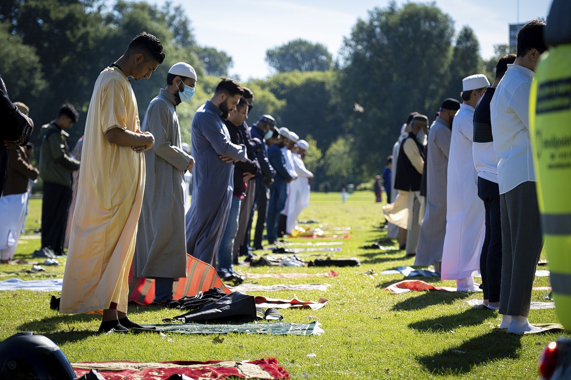Moslims bidden in Zuiderpark Den Haag - NRC