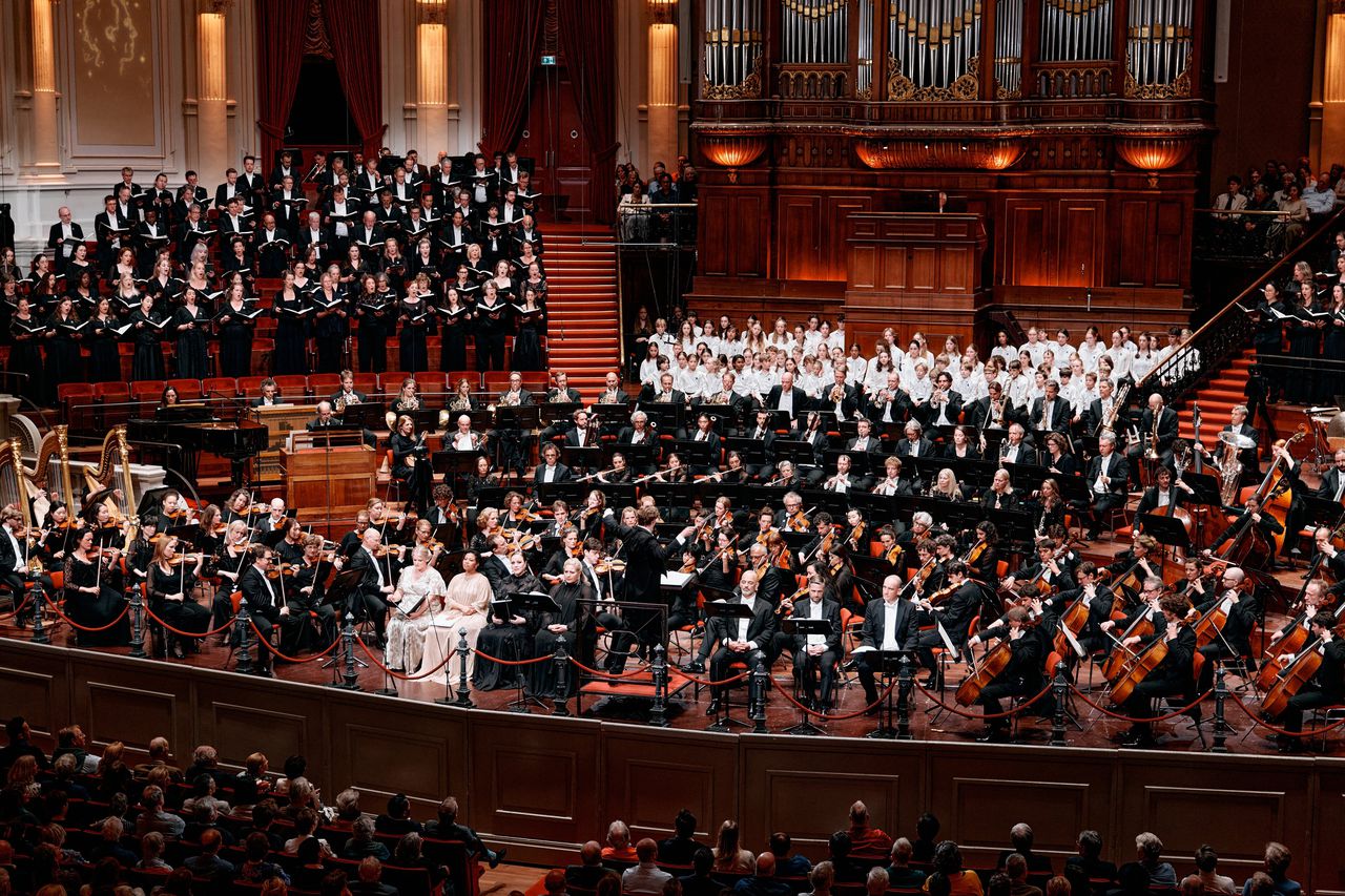 Een klein wonder: het publiek staat niet massaal op om mee te zingen aan het eind van Mahler 8 - NRC