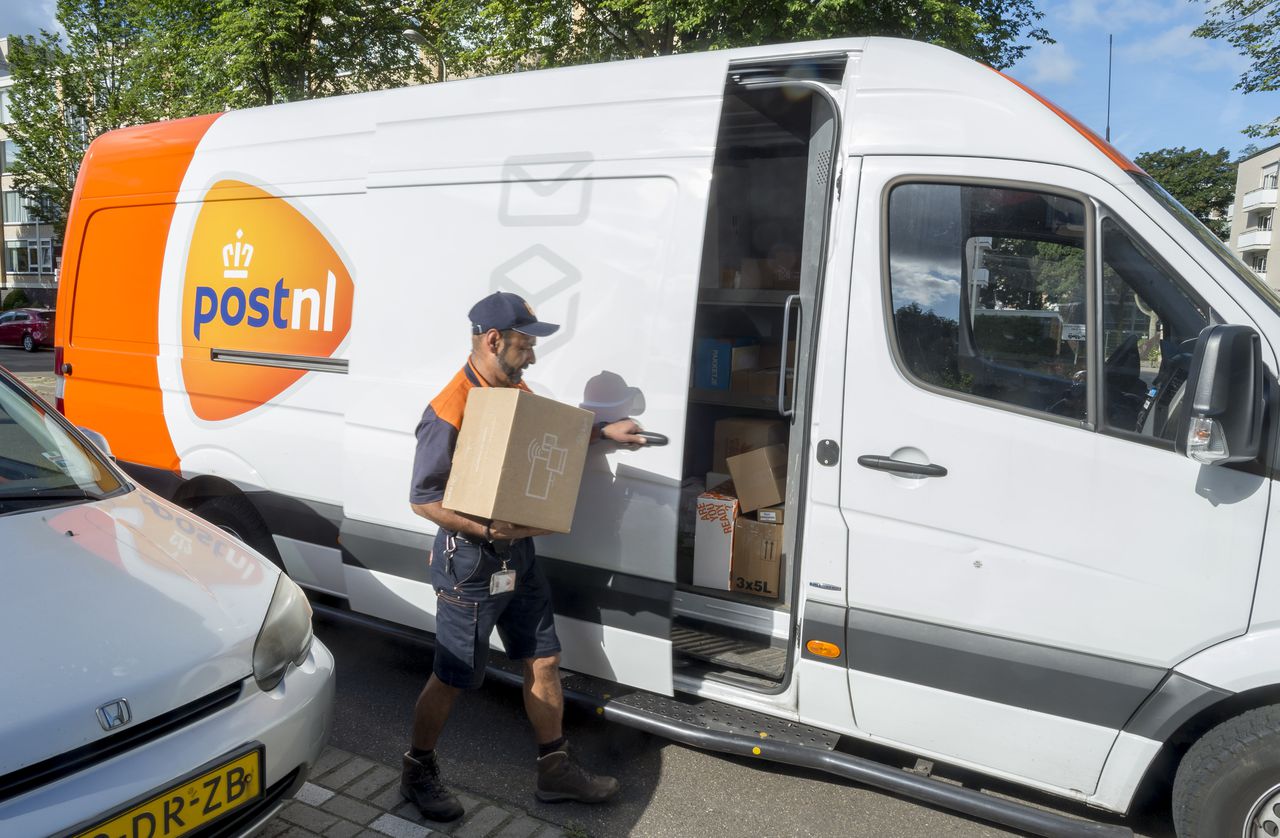Nieuwe pakketbezorgers bij PostNL krijgen contract - NRC