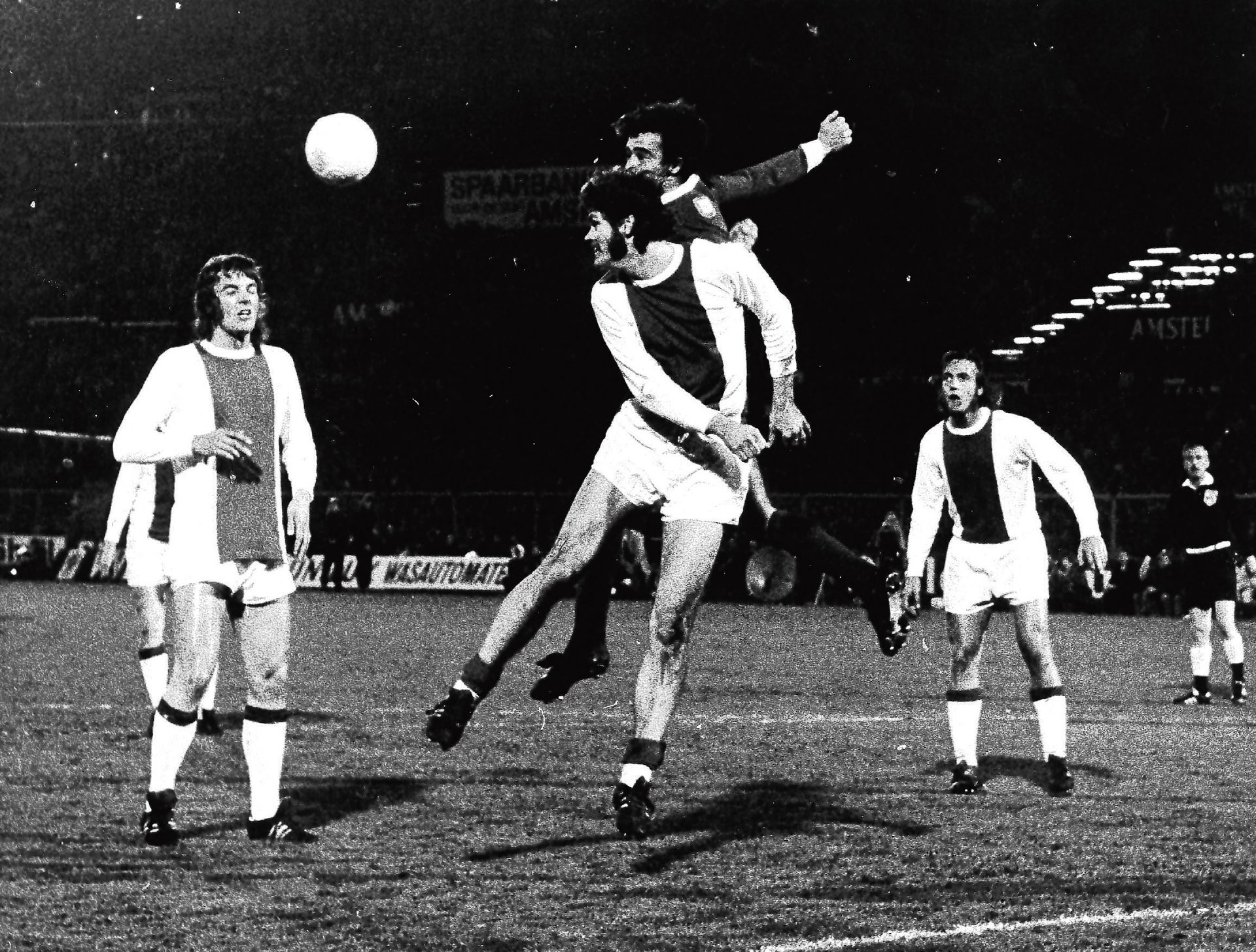 De generatie die het totaalvoetbal van Ajax uitvond verdwijnt - NRC