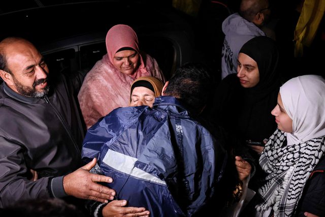 Hamas laat voor vijfde dag op rij Israëlische gijzelaars vrij - NRC