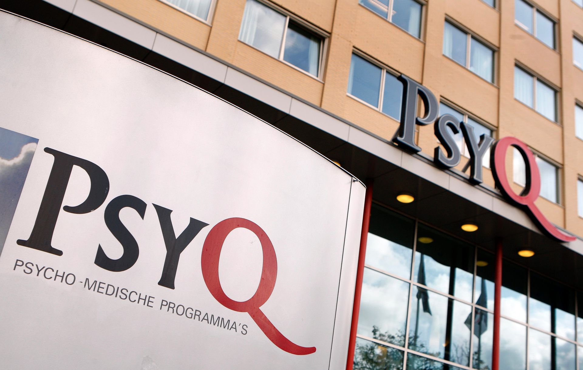 Directielid ggz-instelling PsyQ stapt per direct op - NRC