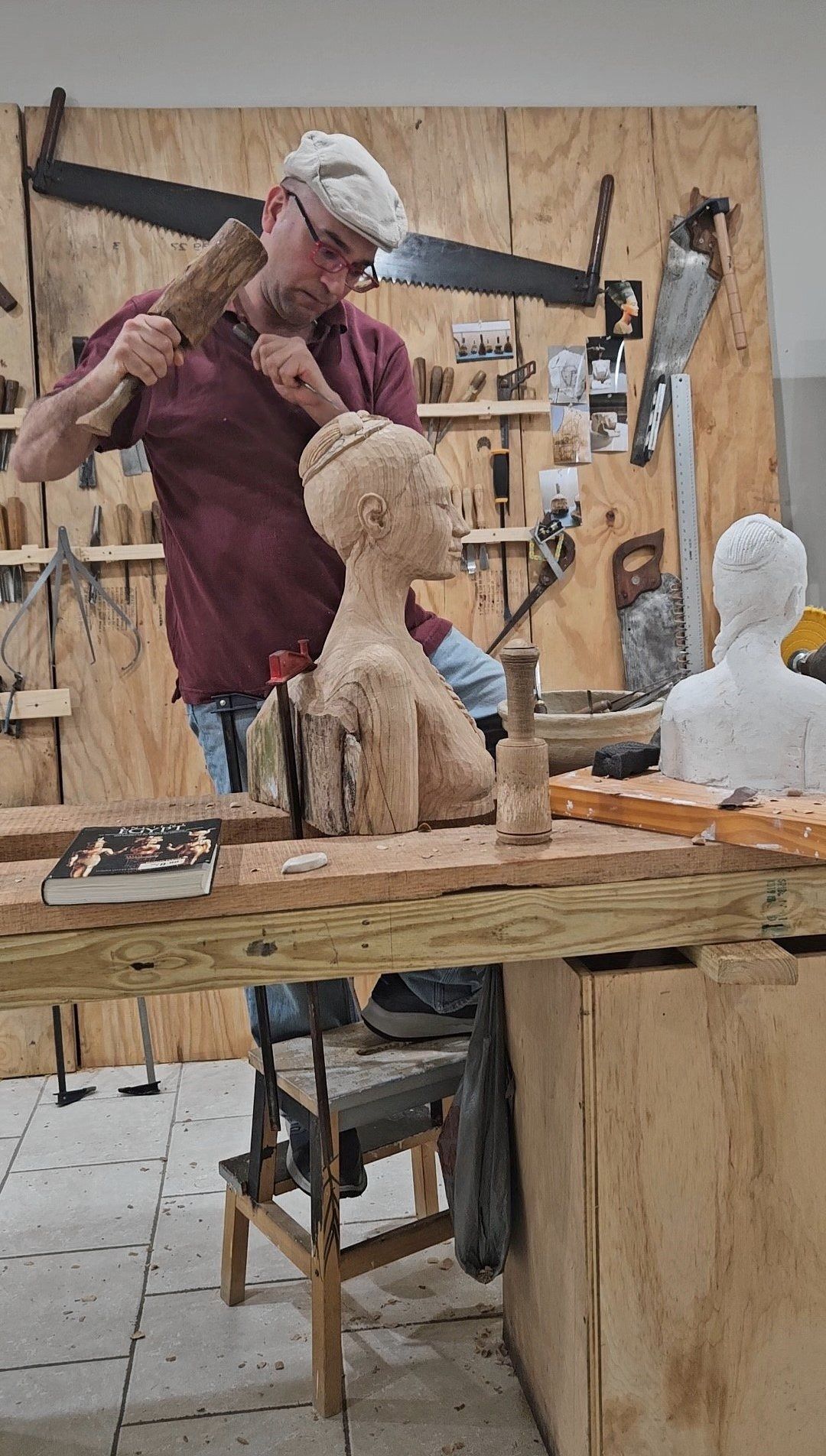 Egyptische suppoost exposeert zijn eigen beeldhouwwerk in The Met ...