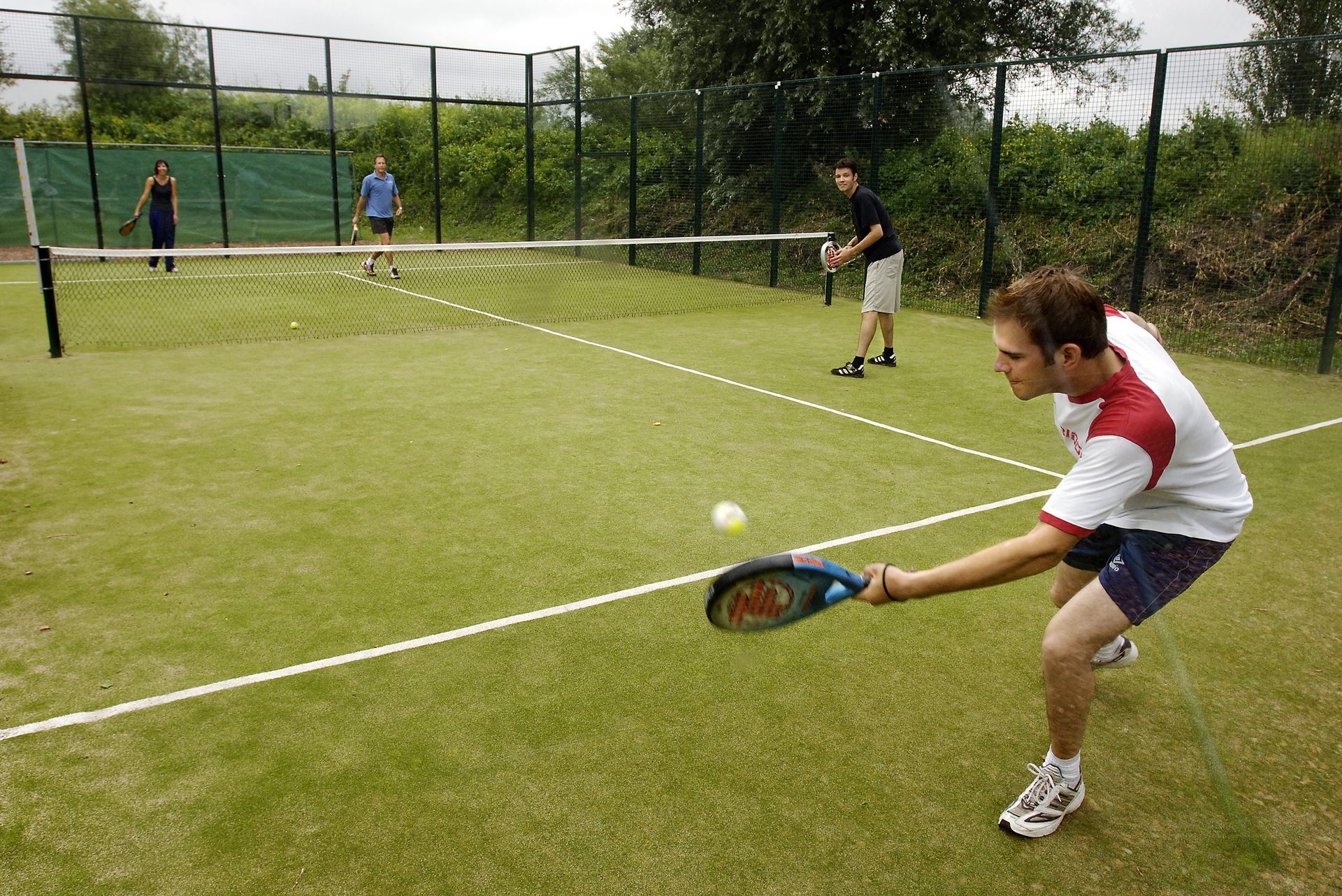 Tennis in een kooi, dat is squash. Nee joh, paddle! - NRC