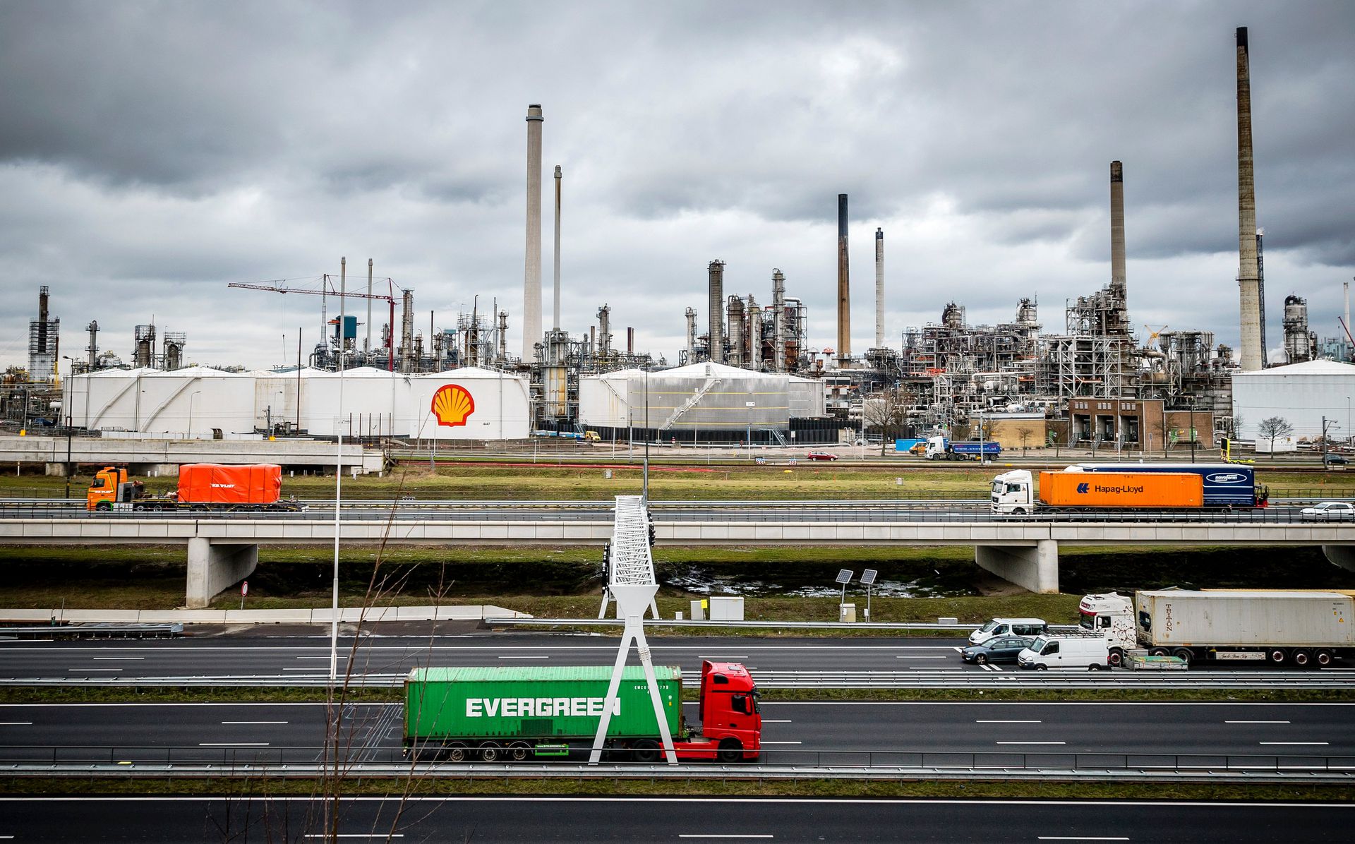 Vier Rotterdamse bedrijven krijgen miljardensubsidie voor CO2-opslag - NRC