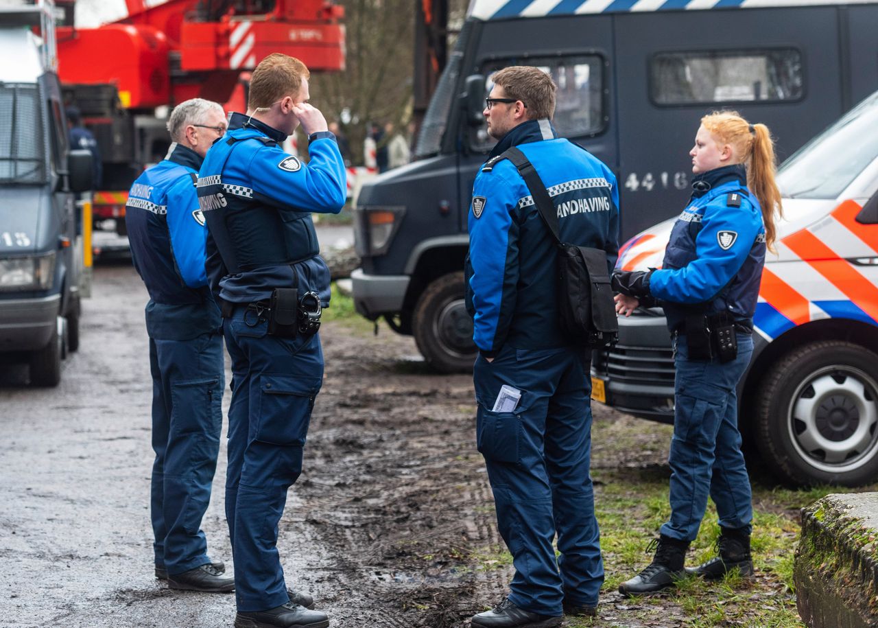 Handhavers Amsterdam worden uitgerust met bodycams - NRC