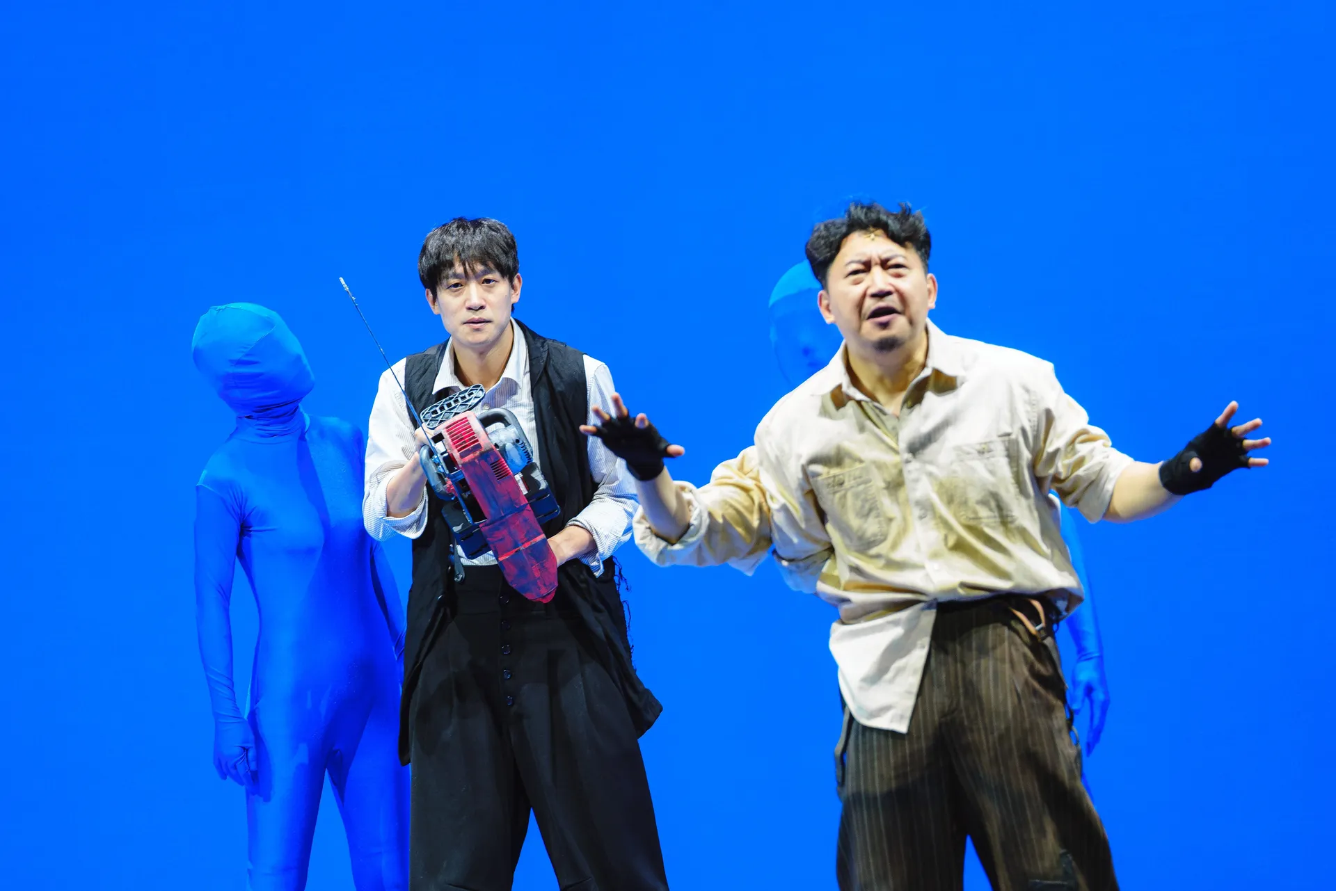 In ‘Brecht’s First Play’ worden – bliep – alle grensoverschrijdende ...