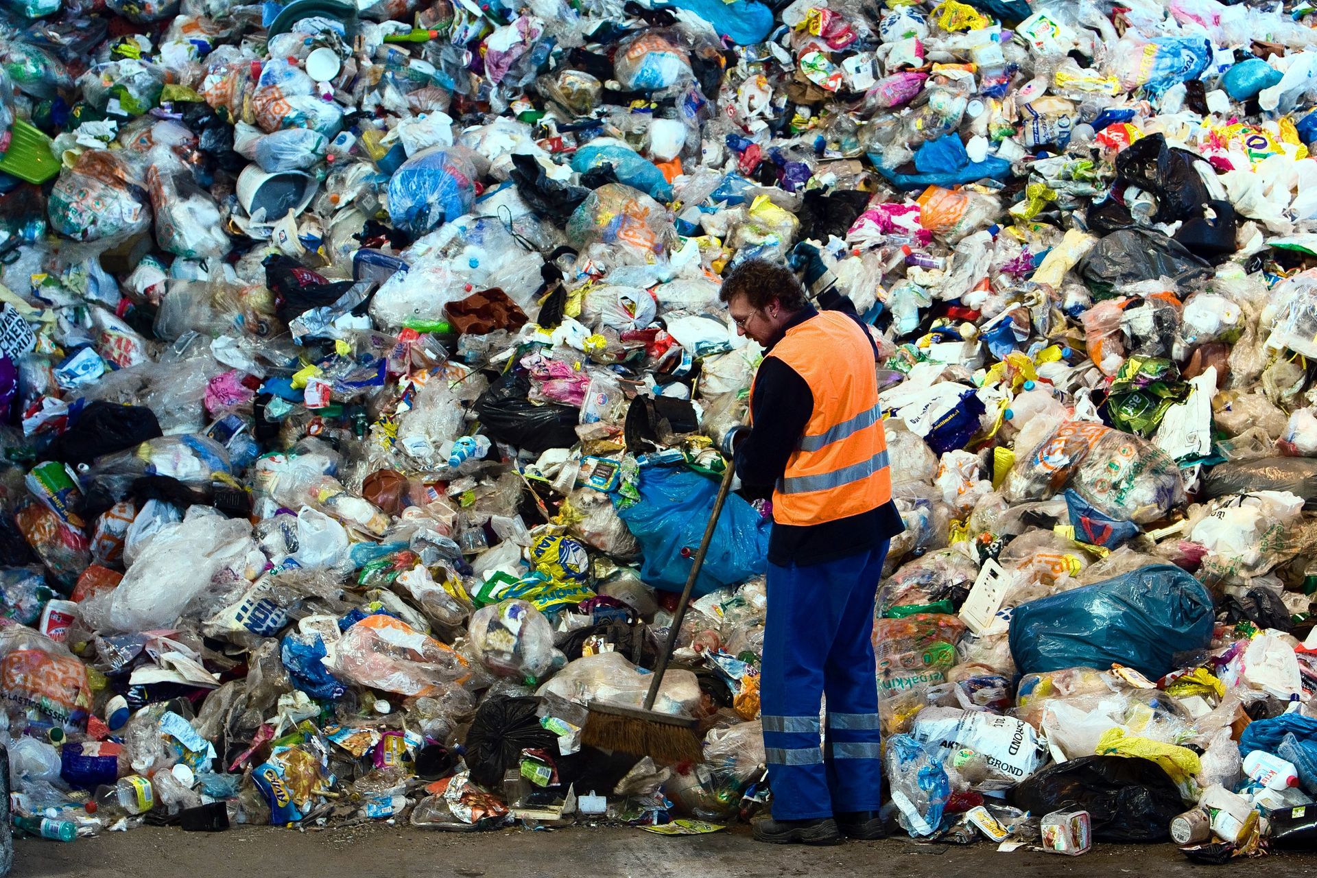 Gerecycled plastic: meer dan een bermpaaltje wordt het niet - NRC