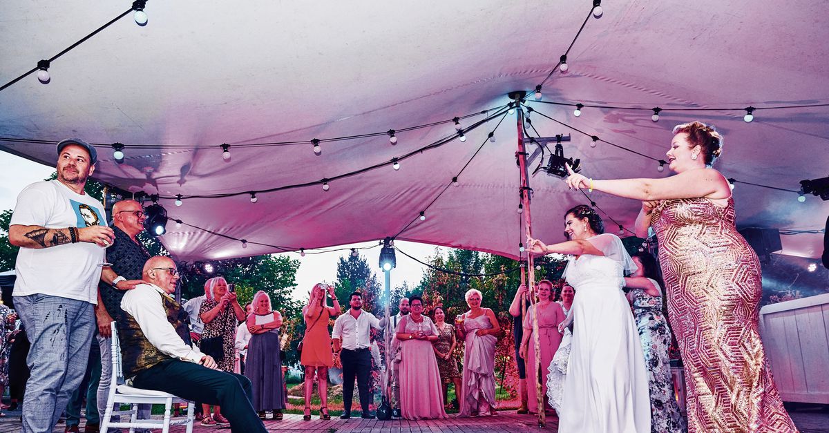 Dé vraag voor het trouwfeest: mogen we dansen of niet? - NRC