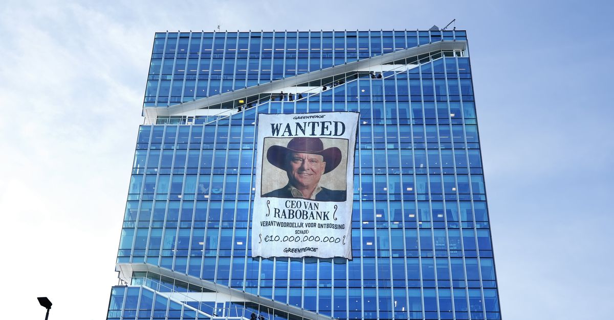 Rabobank daagt Greenpeace voor de rechter om ‘Wanted’-posters van ...
