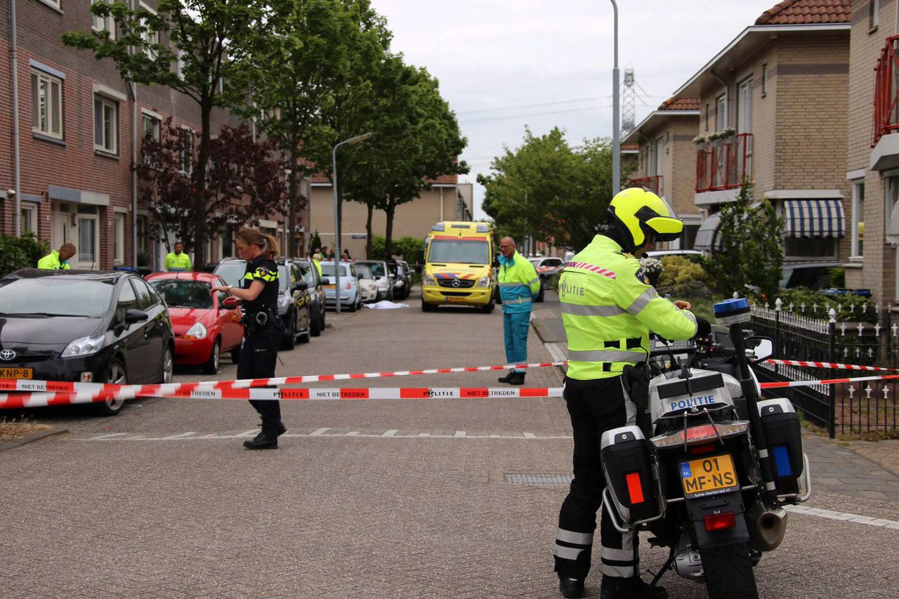 Dode bij schietpartij naast basisschool Zaandam - verdachte aangehouden - NRC