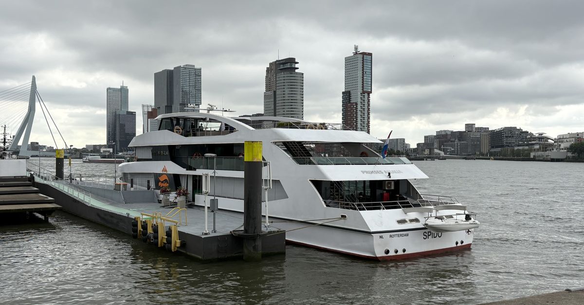 Partners van regeringsleiders krijgen rondvaart op spido-boot Prinses ...