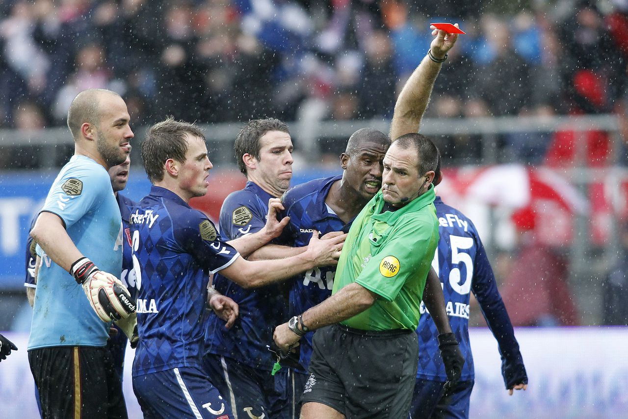 Het staken van een voetbalwedstrijd - NRC