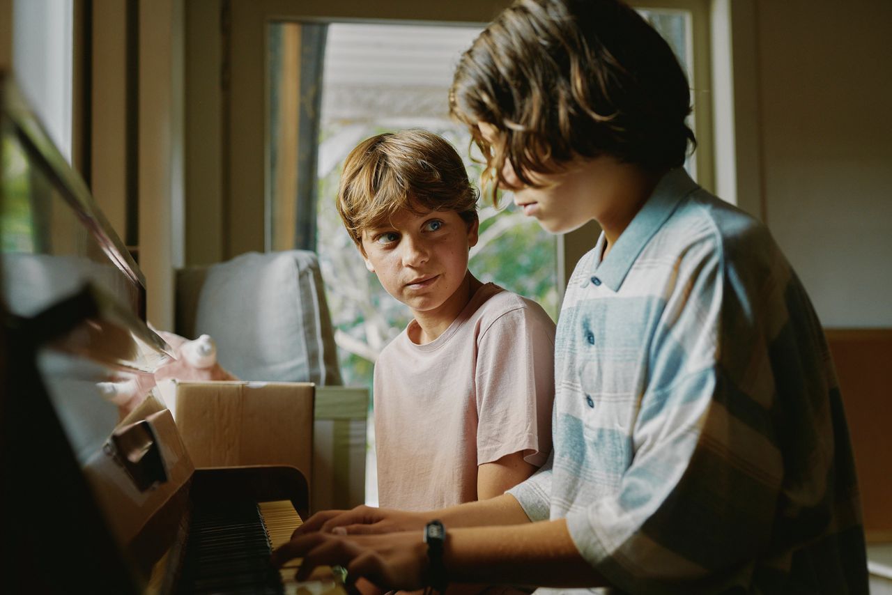 Heerlijk uit de kast in ‘gewone’ liefdesfilm ‘Young Hearts’ - NRC