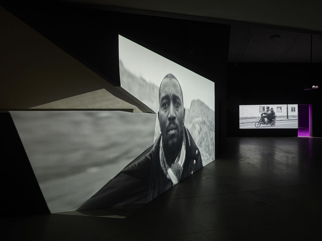 Jesper Just lijkt iets te verbergen - NRC