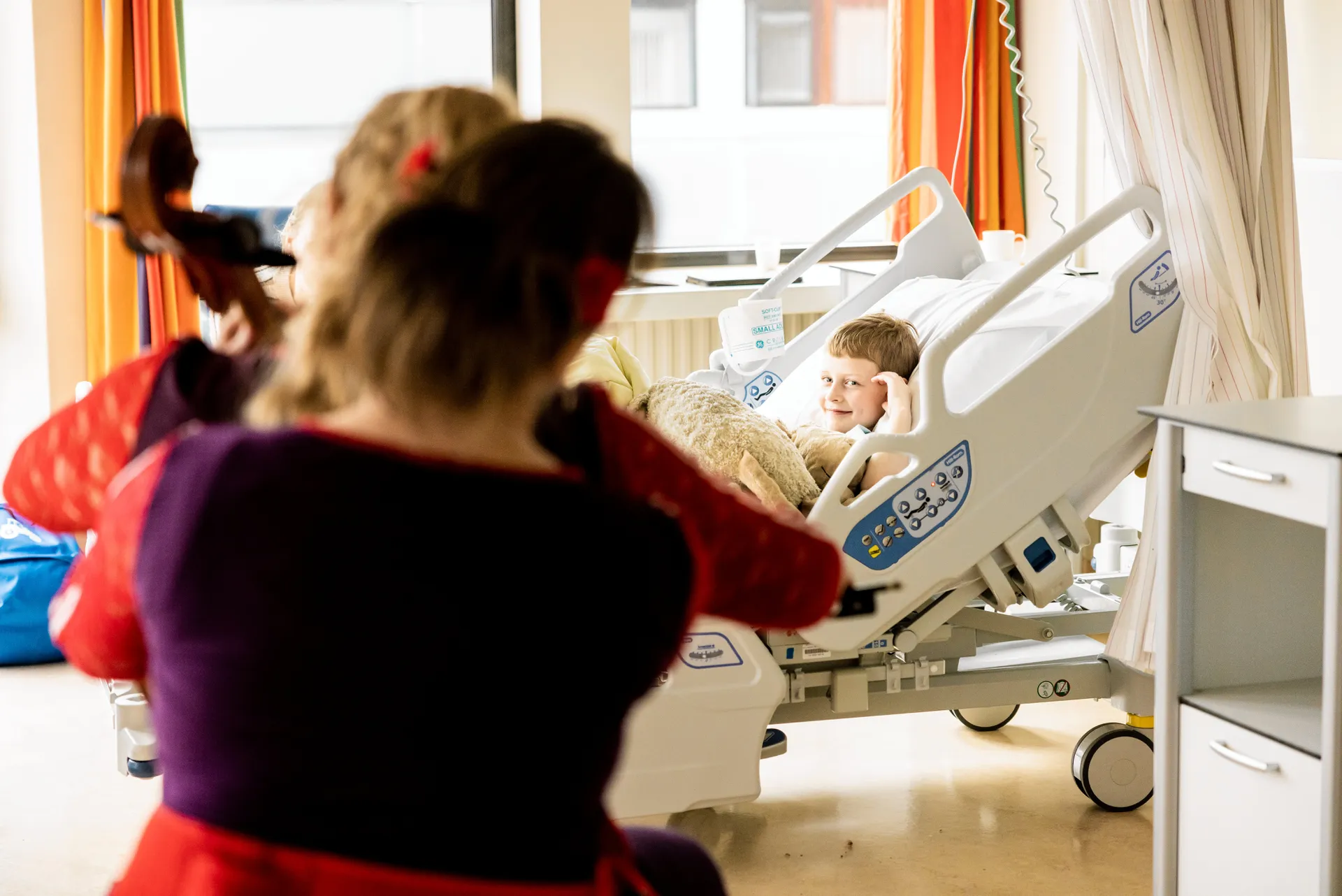 Muziek verzacht pijn: de Nederlandse zorgsector wil kunst en muziek aan ...