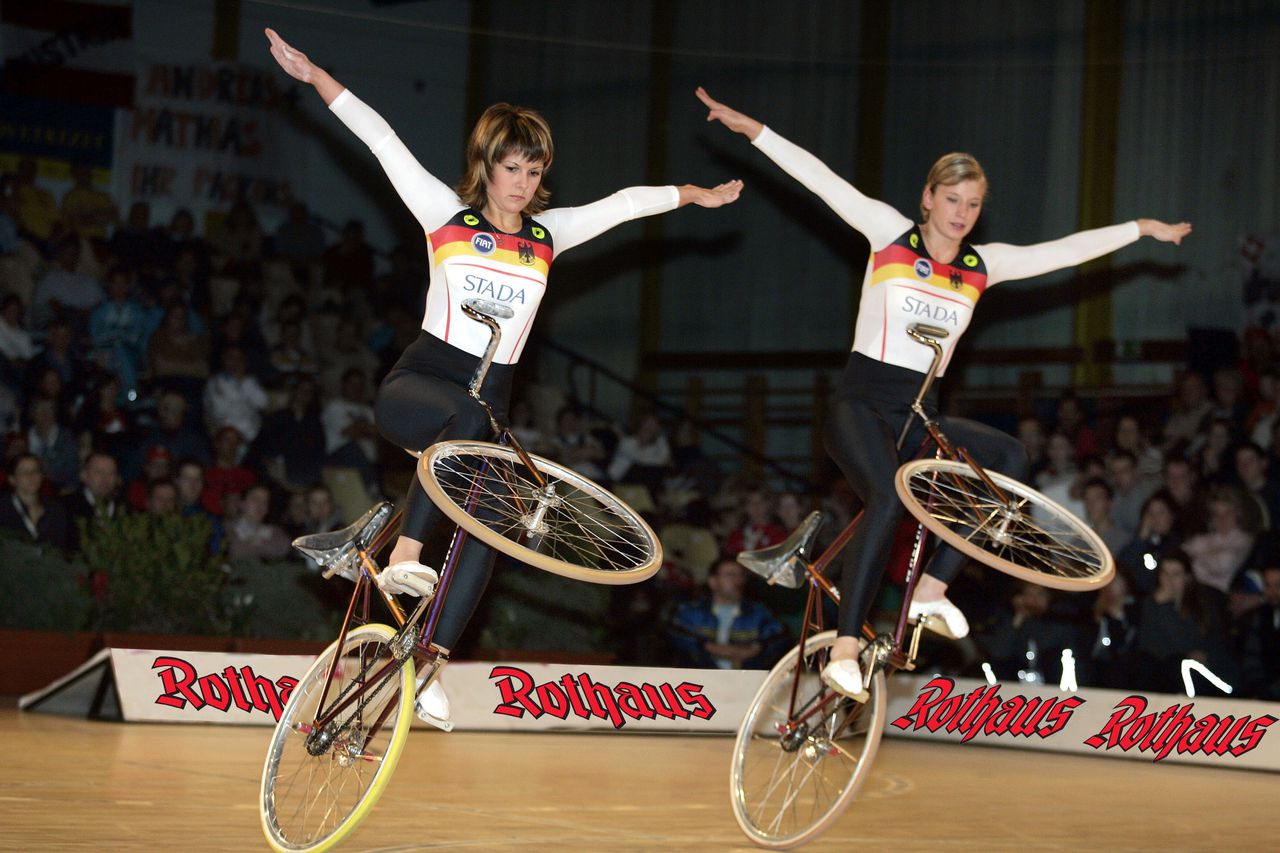 Met een fiets dansen op muziek - NRC