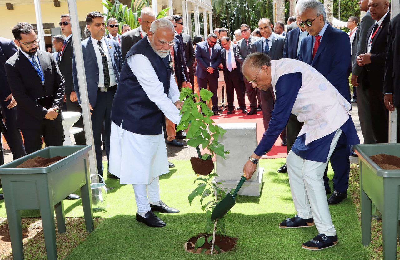 Opinie | Een niet-kritische podcast, dat durft premier Modi wel - NRC