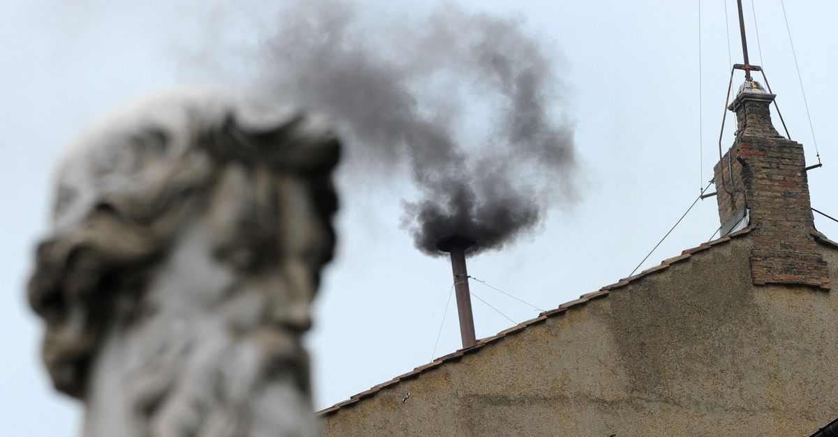 De witte rook in het Vaticaan lijkt een traditie uit oude tijden, maar ...