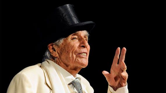 Oudste maar ook omstreden artiest Johannes Heesters (108) overleden - NRC