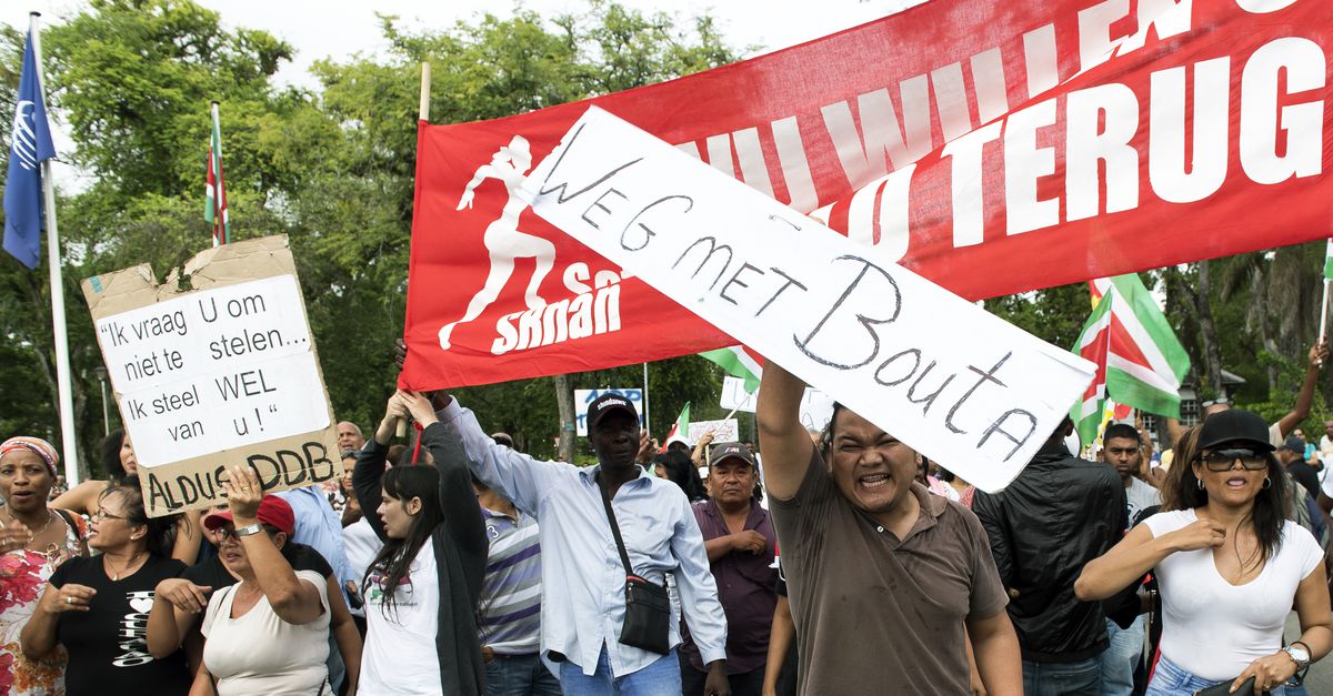 Groot protest in Suriname tegen Bouterse - NRC