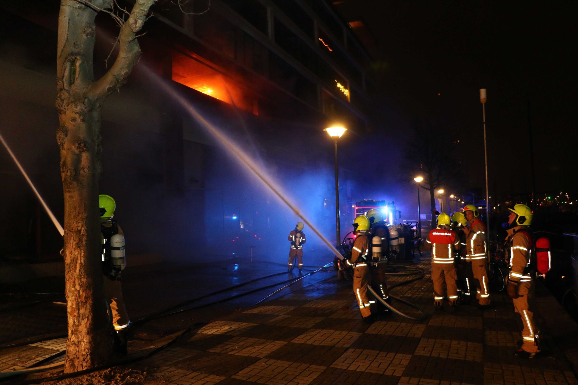 Explosie en grote brand in Rotterdam - NRC