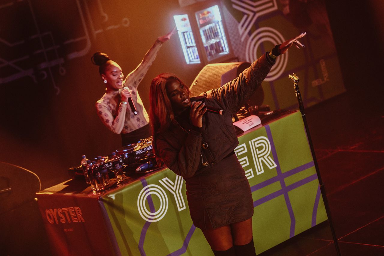 Britse rappers klinken aangenaam on-macho op nieuw Oyster-festival - NRC