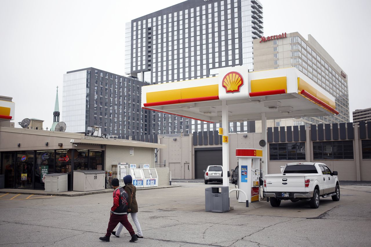 Hogere olie- en gasprijzen stuwen jaarwinst Shell - NRC