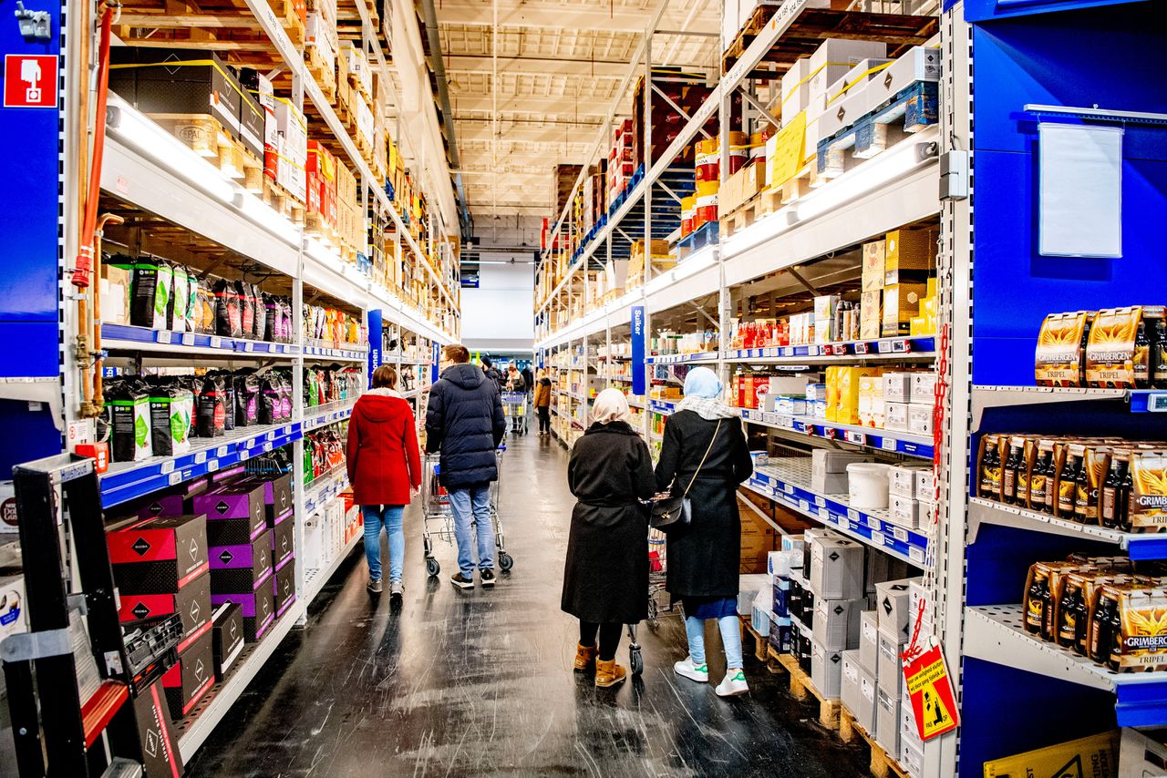 Groothandels stoppen met verkoop van niet-essentiële producten - NRC
