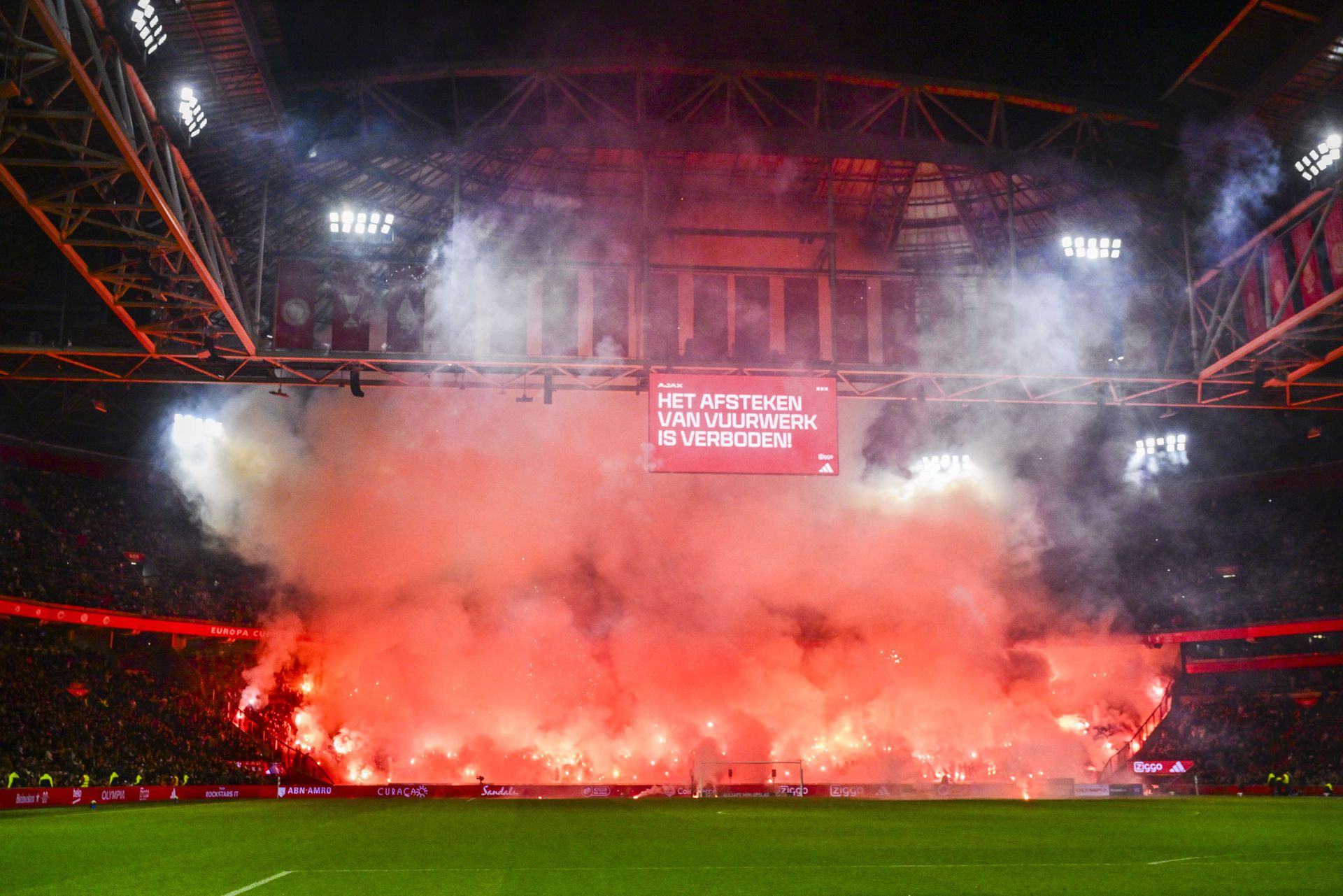 Ajax-FC Groningen gestaakt wegens vuurwerk: ‘Gewoon gekkenwerk’, aldus de scheidsrechter - NRC