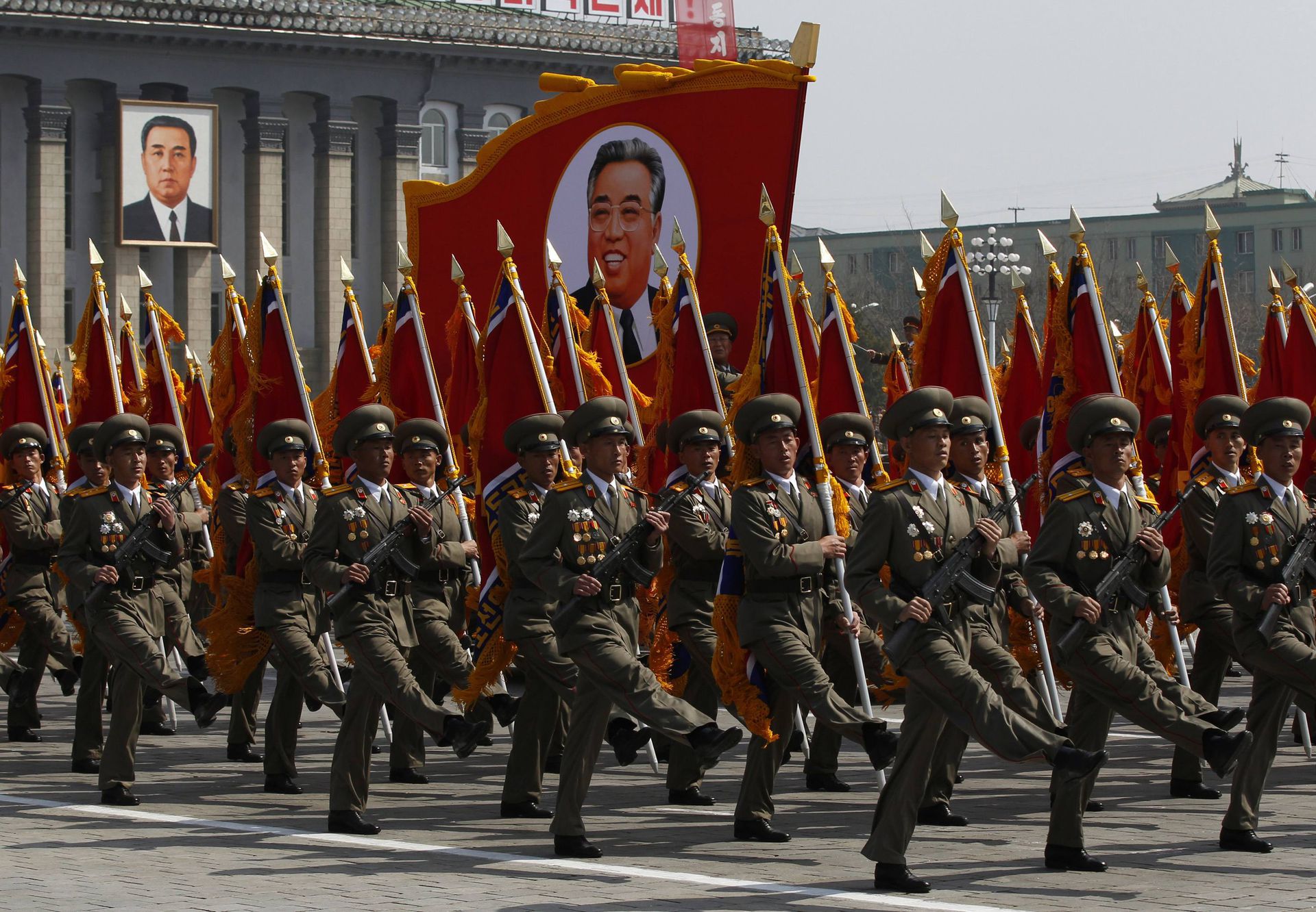 Noord-Korea toont nieuwe raket tijdens militaire parade - NRC