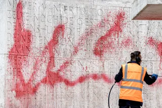 Heel veel rode verf, maar het Nationaal Monument werd in één dag weer ...