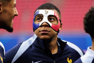 Masker dat Mbappé droeg tijdens training in strijd met UEFA ...