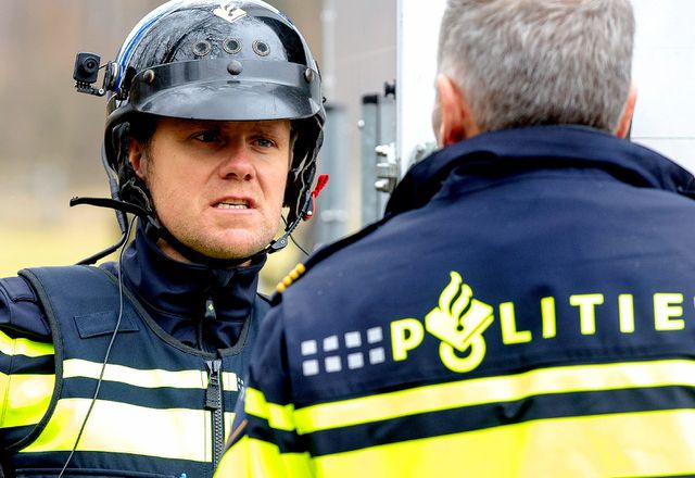 Amsterdamse politie begint met bodycams - NRC