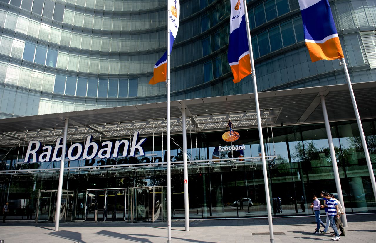 Rabobank schaft definitief bonussen af voor al het personeel - NRC