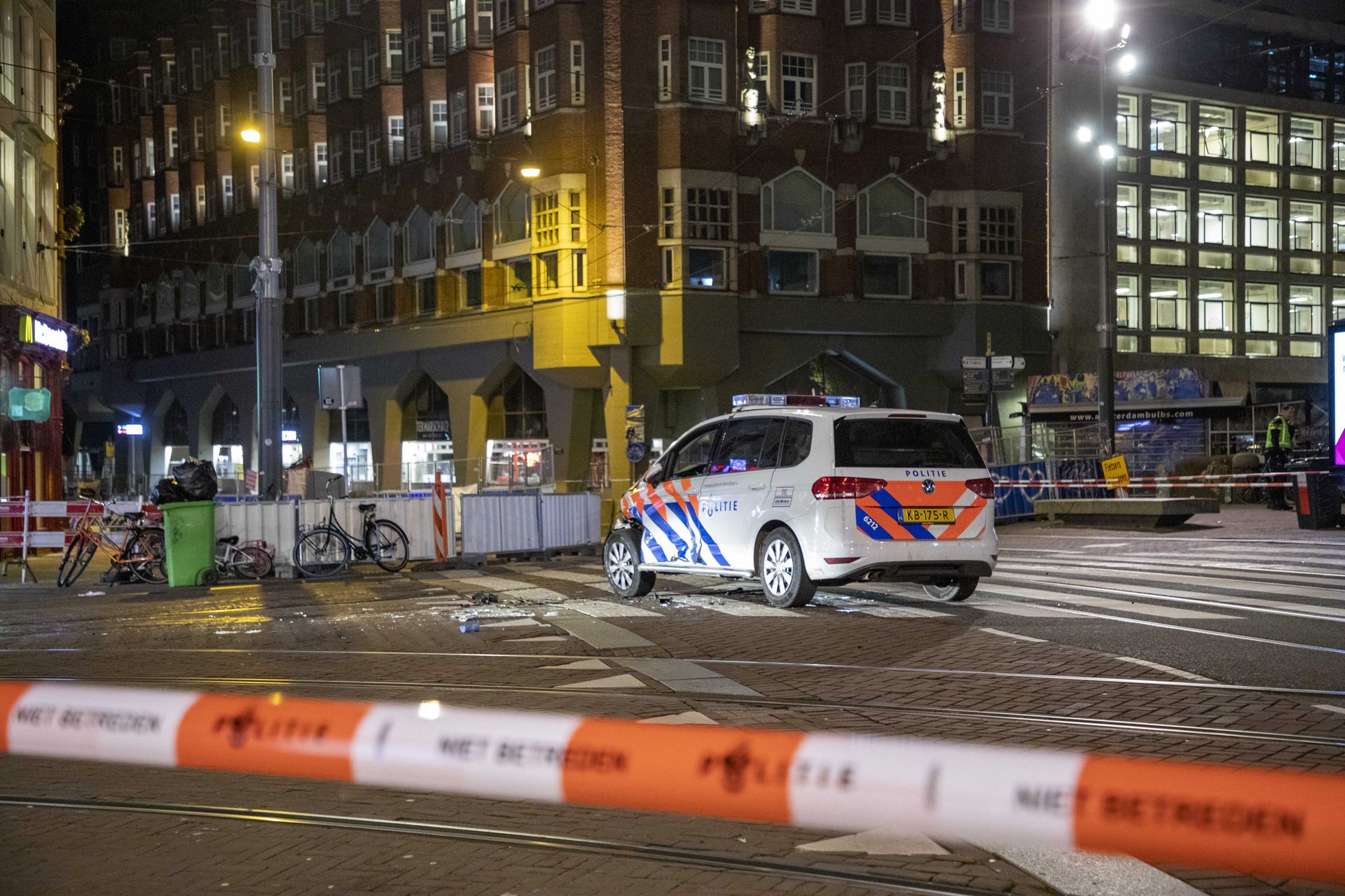 Busje rijdt meermaals in op politieauto in Amsterdam - NRC