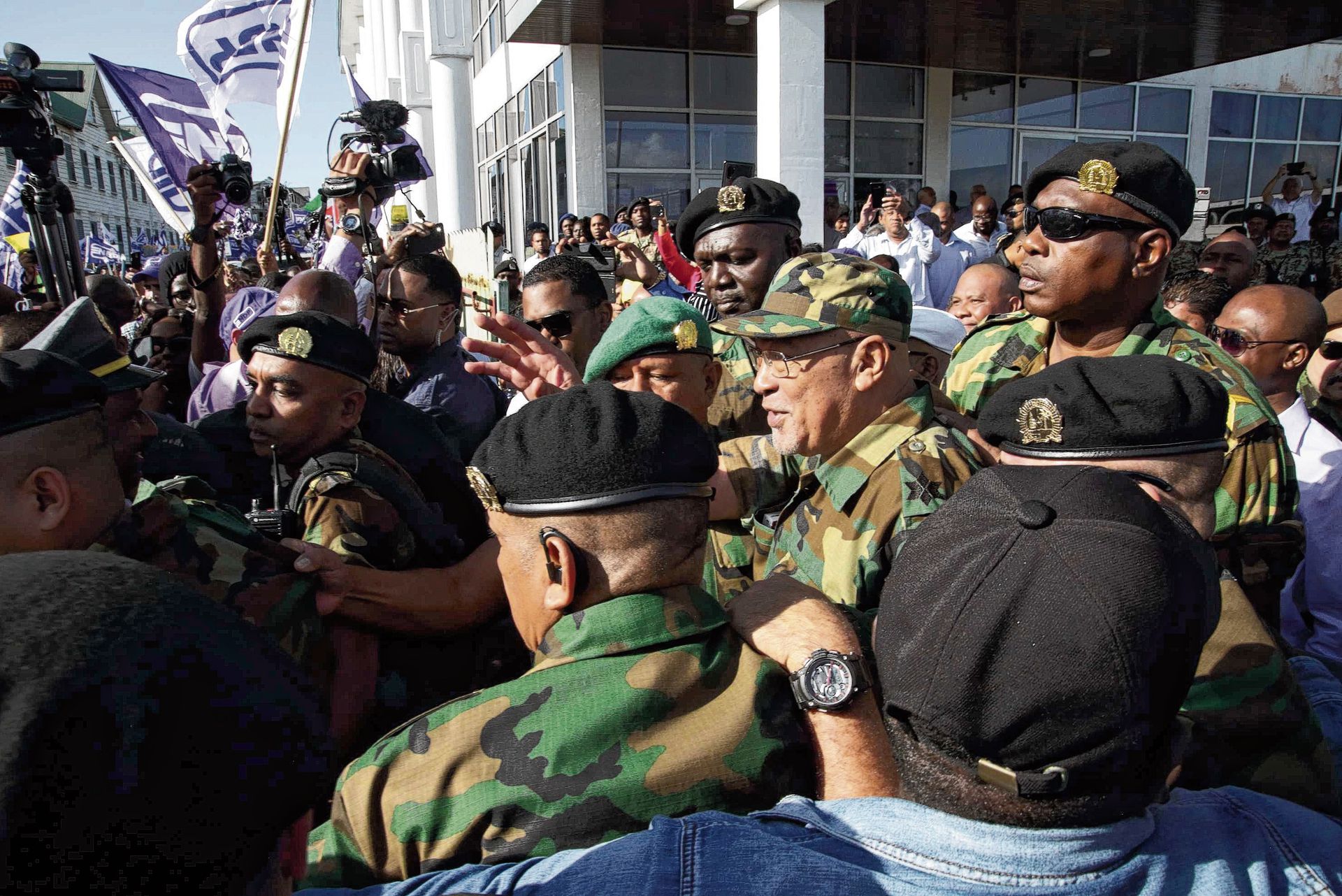 Bouterse, in uniform, matigt zijn toon - NRC